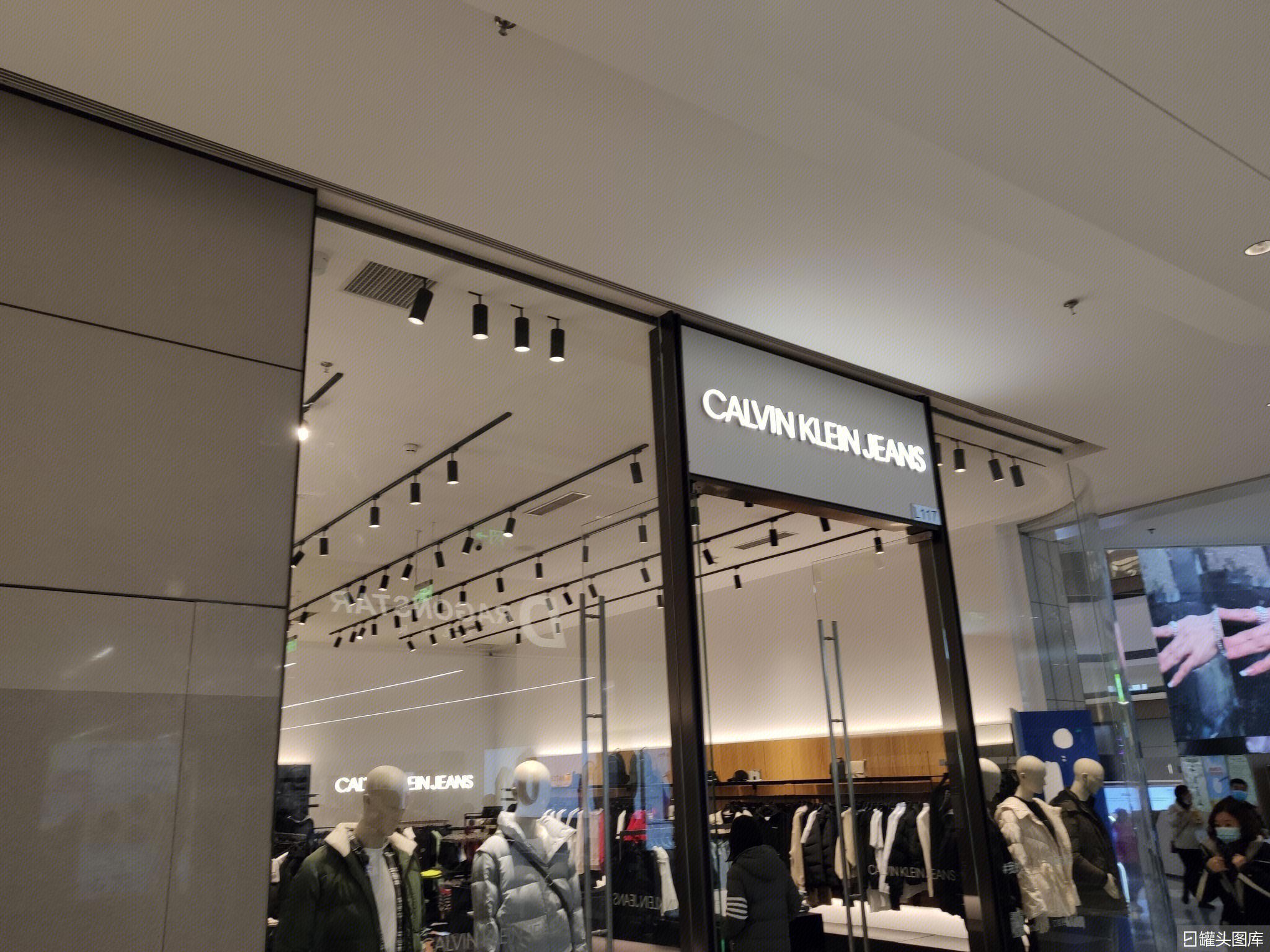 CALVIN KLEIN JEANS CK 时尚 休闲 潮流 服装 服饰-罐头图库