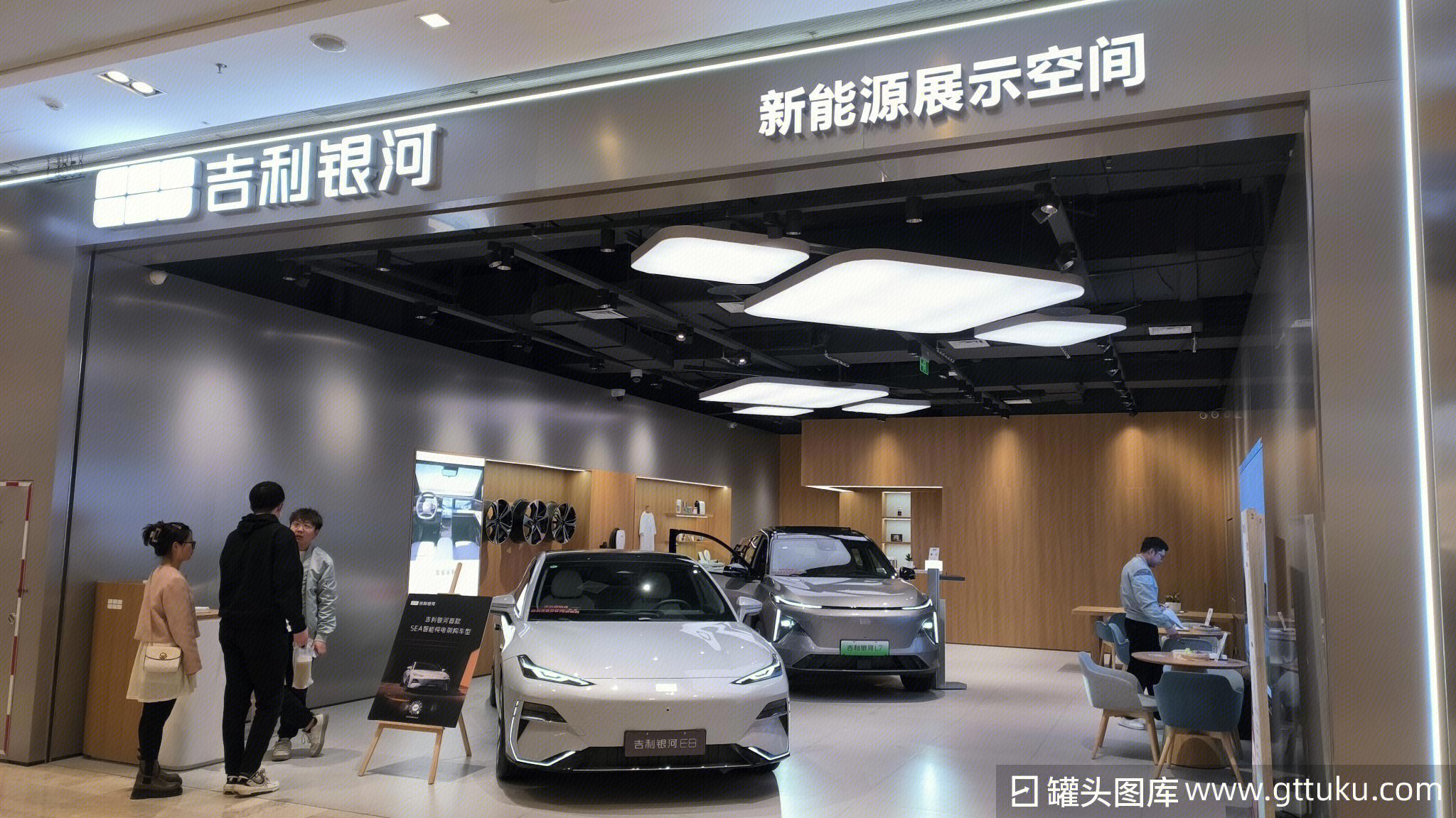 吉利控股集团 GEELY 吉利银河E8汽车 吉利白色汽车 吉利4S店-罐头图库